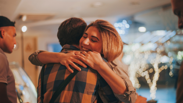 How to greet women you've met online - Good Gentleman