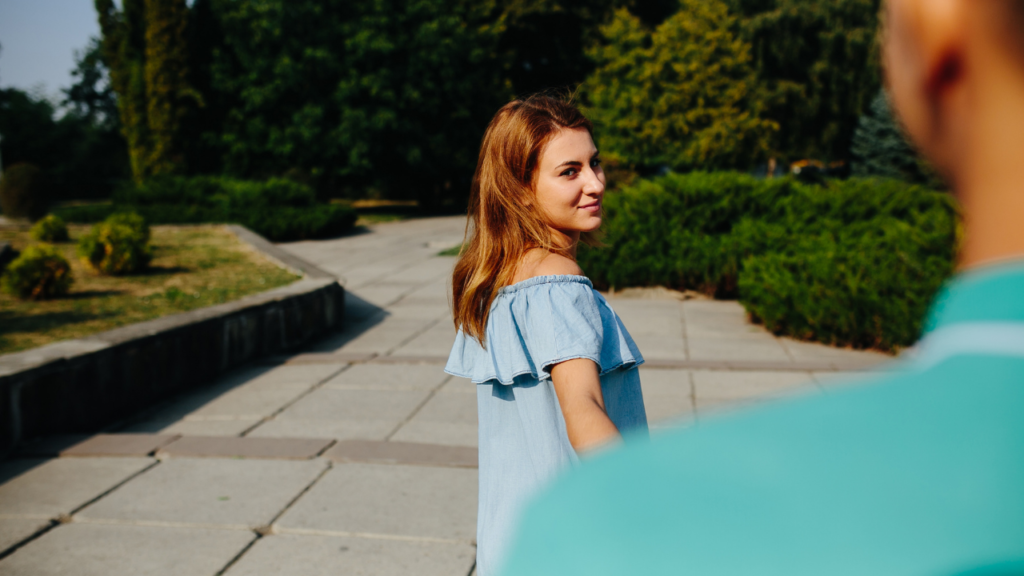 Signs of when a girl wants you to approach her - Good Gentleman